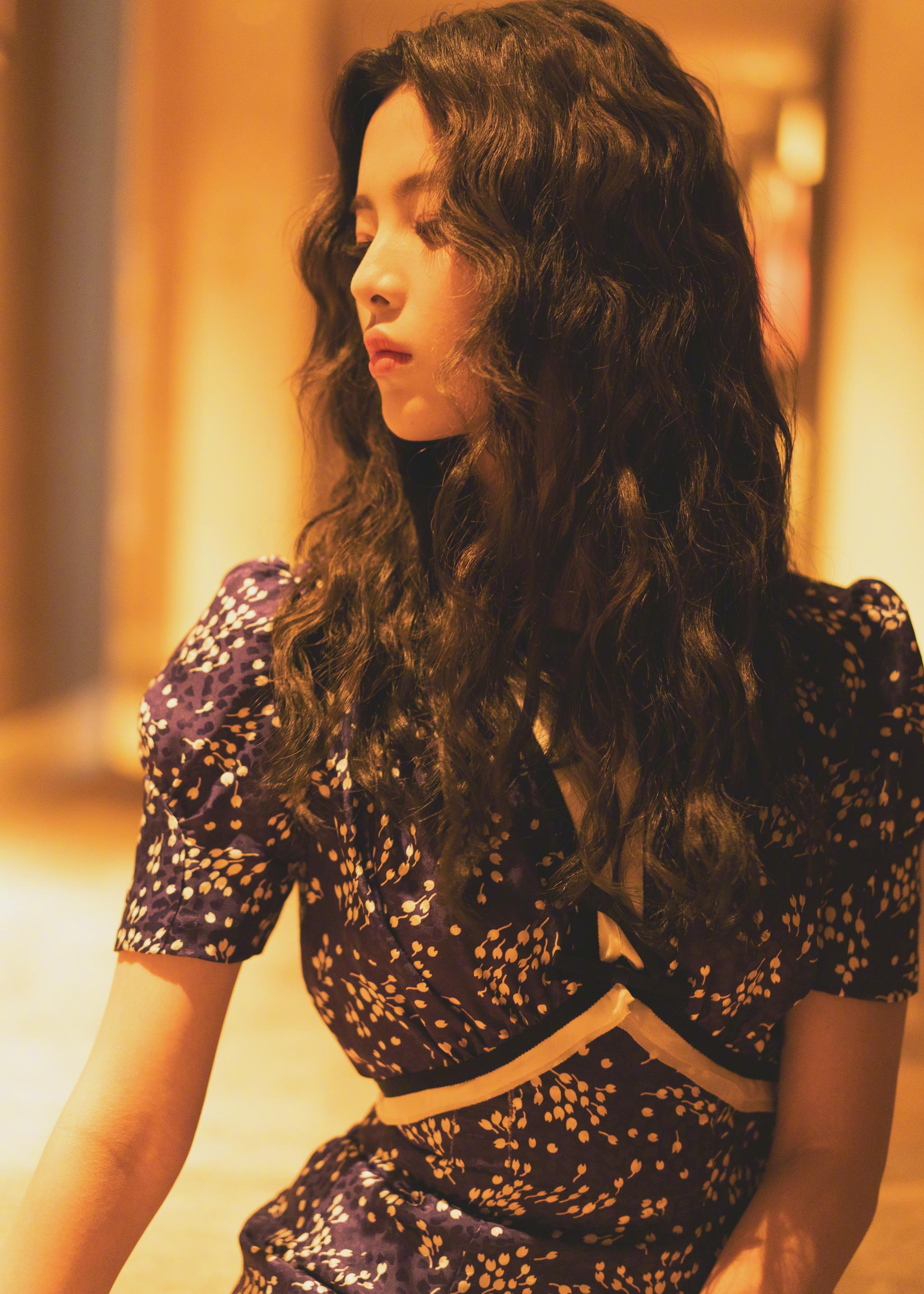 身穿Miu Miu紫色印花连衣裙搭配Miu Miu宝石凉鞋