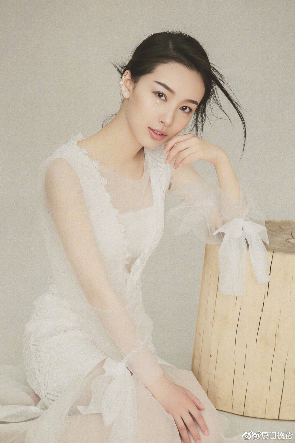 她叫白旭含，98年，就读于中国传媒大学，身高166cm