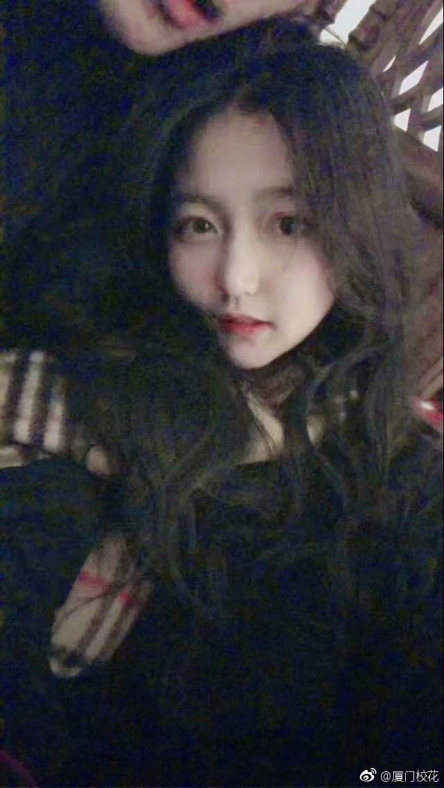 她叫林欣，03年，就读于厦门莲花中学，身高168cm，爱好看电影