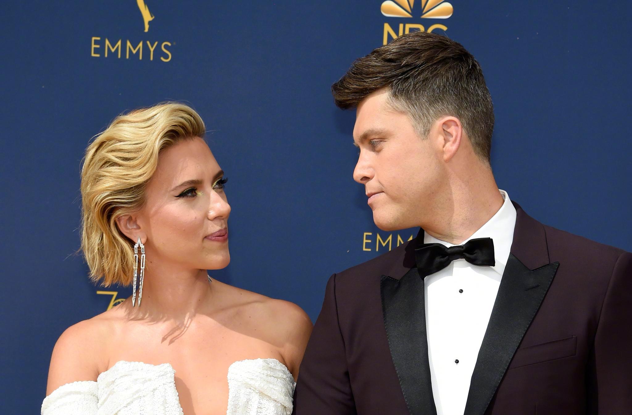 34岁的斯嘉丽·约翰逊 与36岁的主播男友科林·乔斯特Colin Jost订婚了|乔斯特|订婚|斯嘉丽_新浪新闻