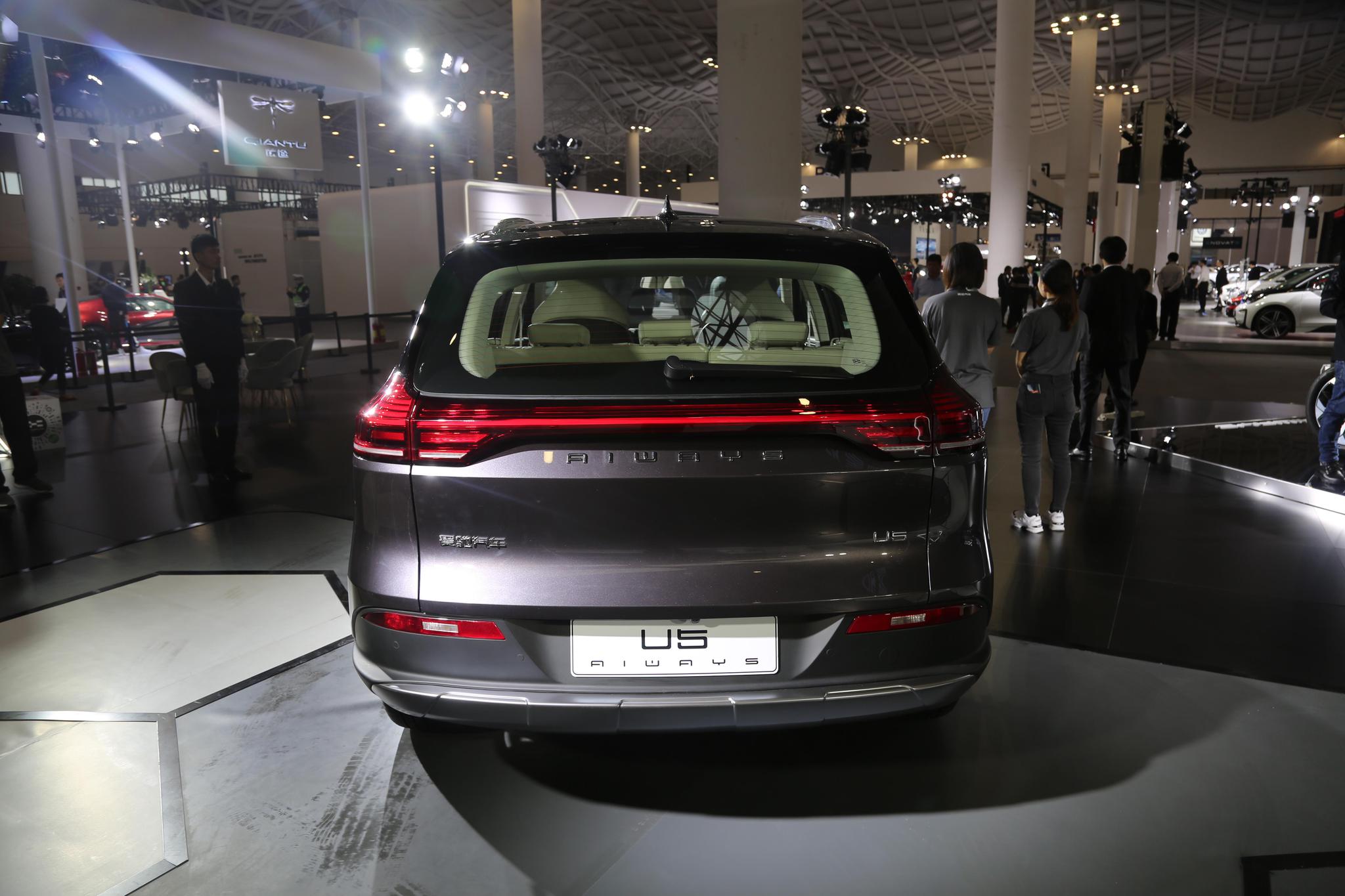 爱驰汽车首款量产车型：爱驰U5智能纯电SUV，车展实拍！-新浪汽车