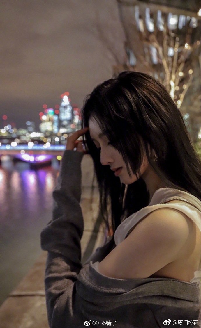 她叫伍婕，97年，就读于英国皇家霍洛威大学，身高167cm