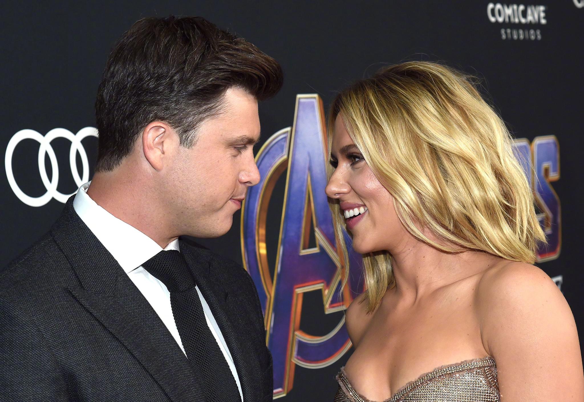 34岁的斯嘉丽·约翰逊 与36岁的主播男友科林·乔斯特Colin Jost订婚了|乔斯特|订婚|斯嘉丽_新浪新闻