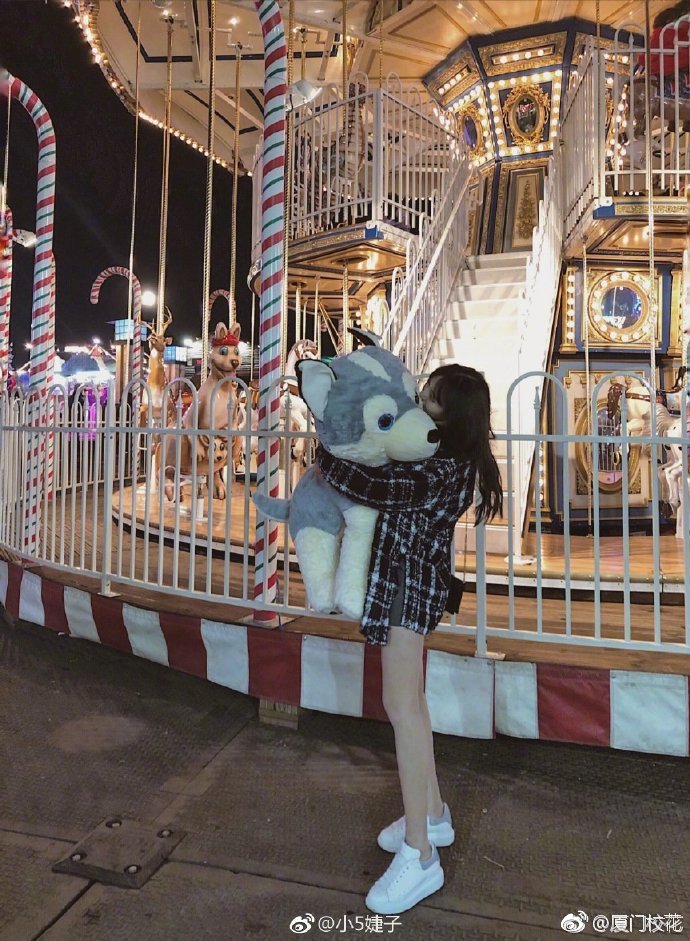 她叫伍婕，97年，就读于英国皇家霍洛威大学，身高167cm