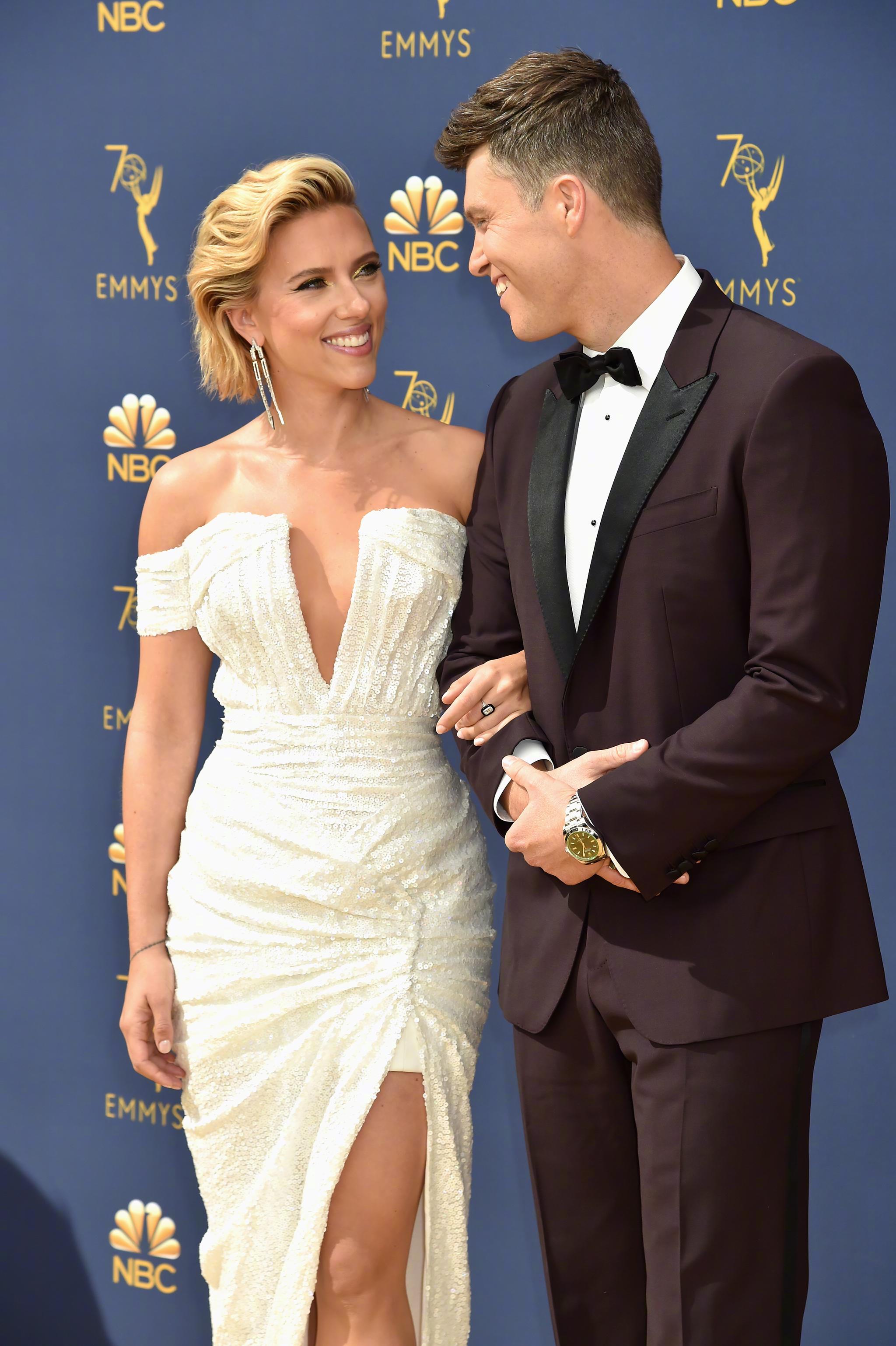 34岁的斯嘉丽·约翰逊 与36岁的主播男友科林·乔斯特Colin Jost订婚了|乔斯特|订婚|斯嘉丽_新浪新闻