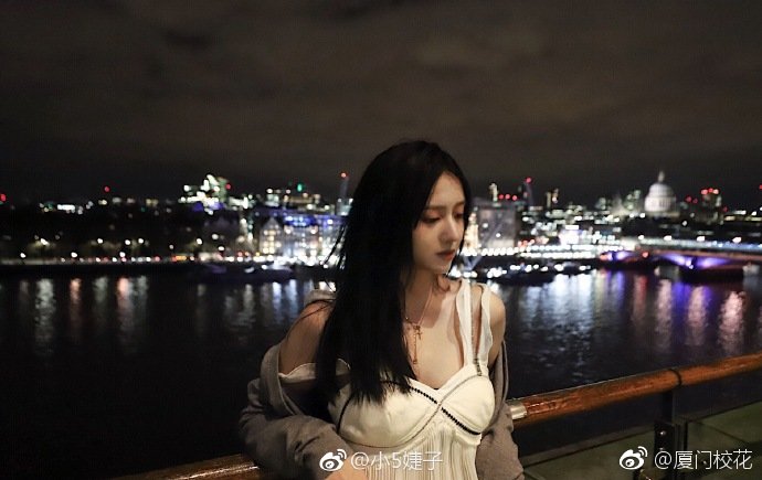 她叫伍婕，97年，就读于英国皇家霍洛威大学，身高167cm