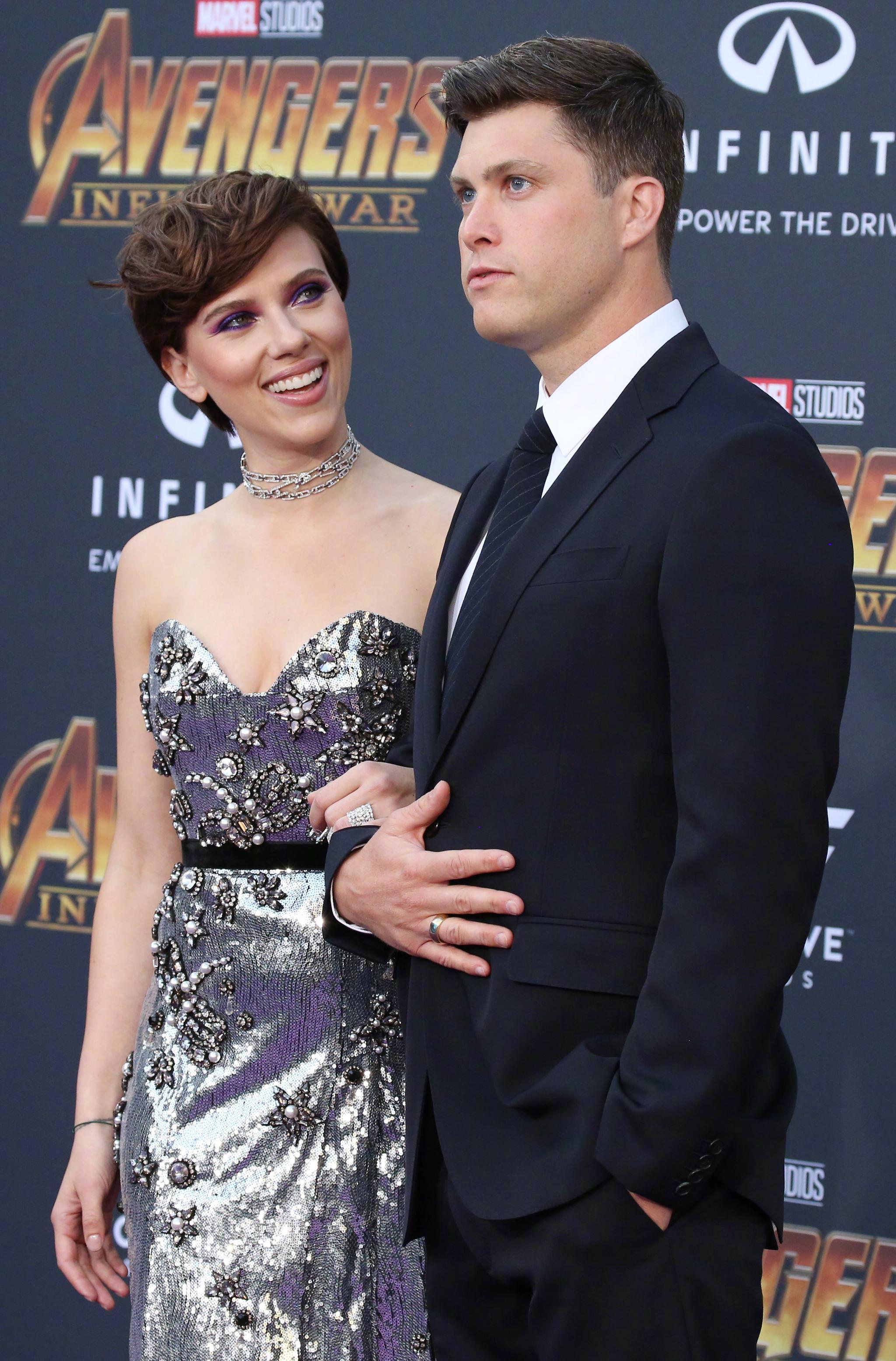 34岁的斯嘉丽·约翰逊 与36岁的主播男友科林·乔斯特Colin Jost订婚了|乔斯特|订婚|斯嘉丽_新浪新闻