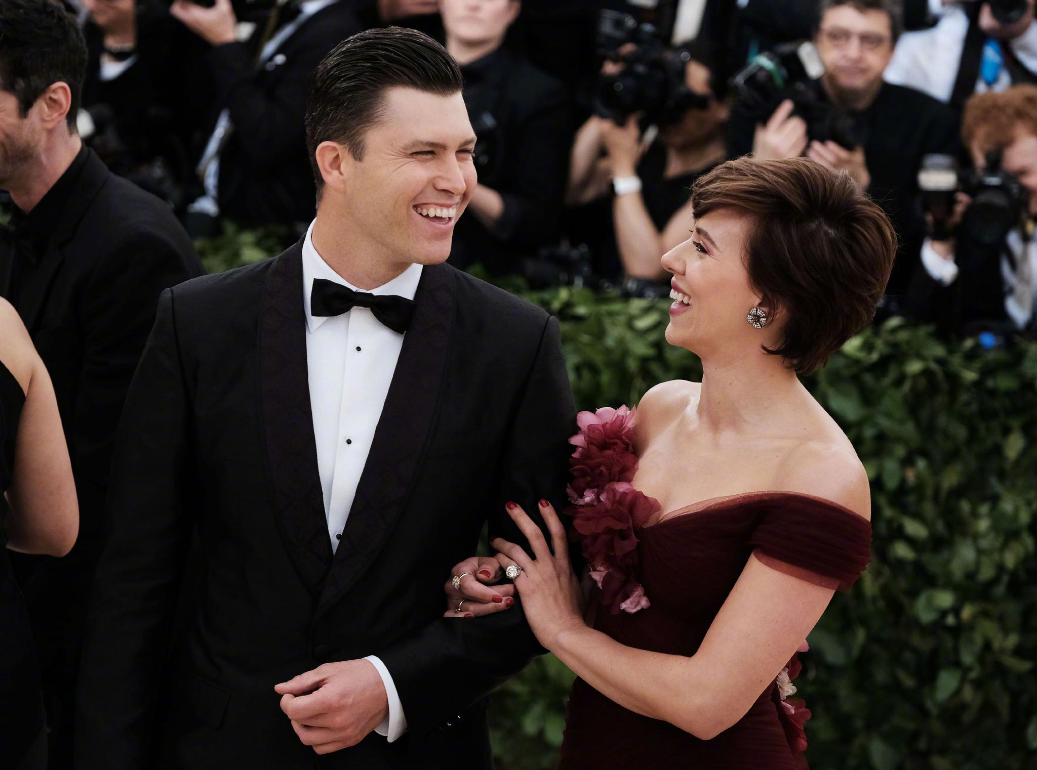 34岁的斯嘉丽·约翰逊 与36岁的主播男友科林·乔斯特Colin Jost订婚了|乔斯特|订婚|斯嘉丽_新浪新闻