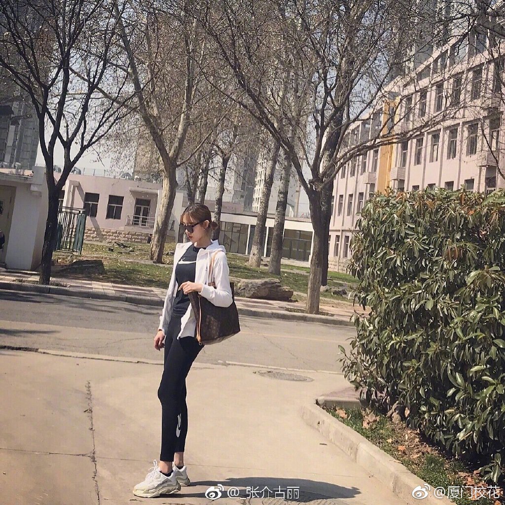 她叫张介冰柔，98年，就读于西安欧亚学院，身高173cm，来自新疆