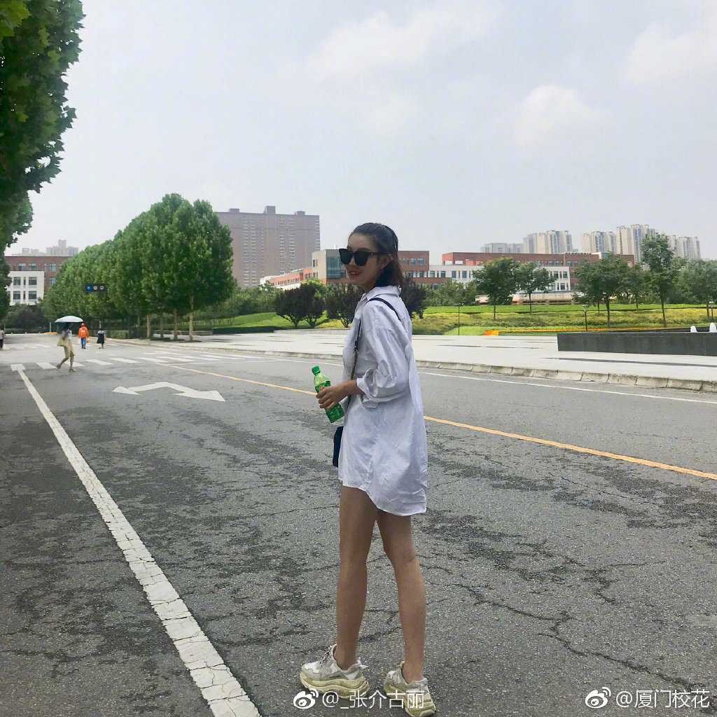 她叫张介冰柔，98年，就读于西安欧亚学院，身高173cm，来自新疆