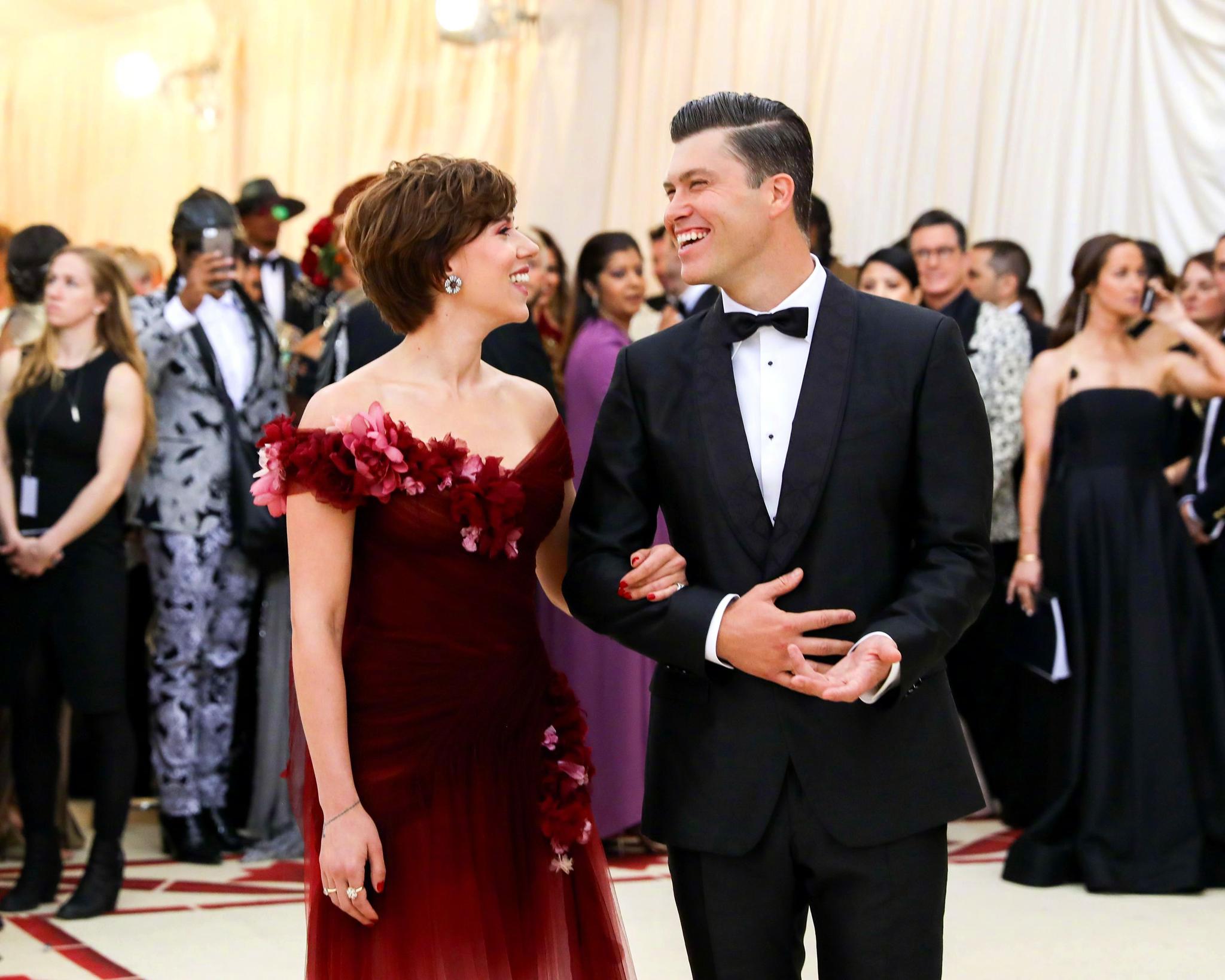 34岁的斯嘉丽·约翰逊 与36岁的主播男友科林·乔斯特Colin Jost订婚了|乔斯特|订婚|斯嘉丽_新浪新闻