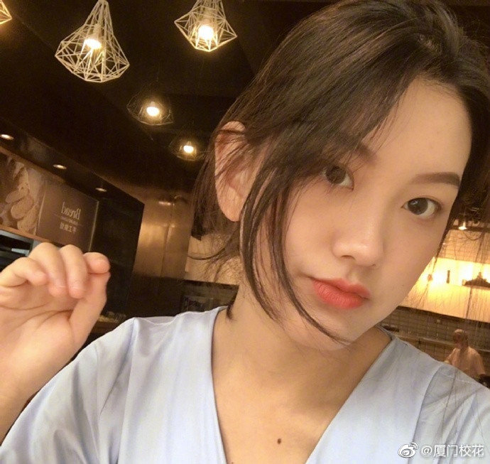 她叫雯雯，97年，就读于厦门大学嘉庚学院，身高179cm