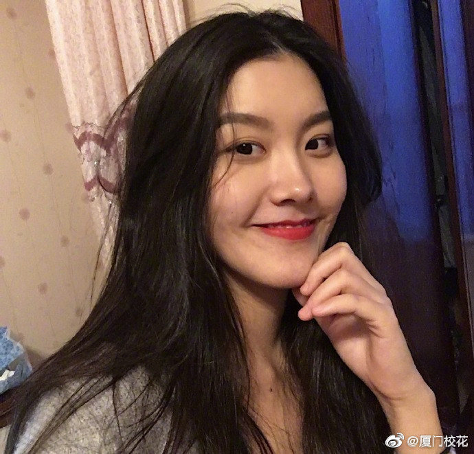 她叫雯雯，97年，就读于厦门大学嘉庚学院，身高179cm