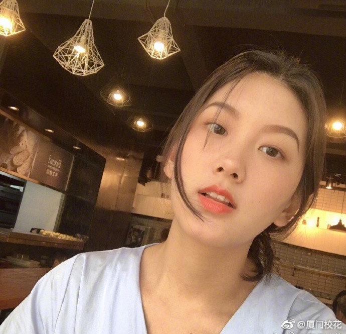 她叫雯雯，97年，就读于厦门大学嘉庚学院，身高179cm