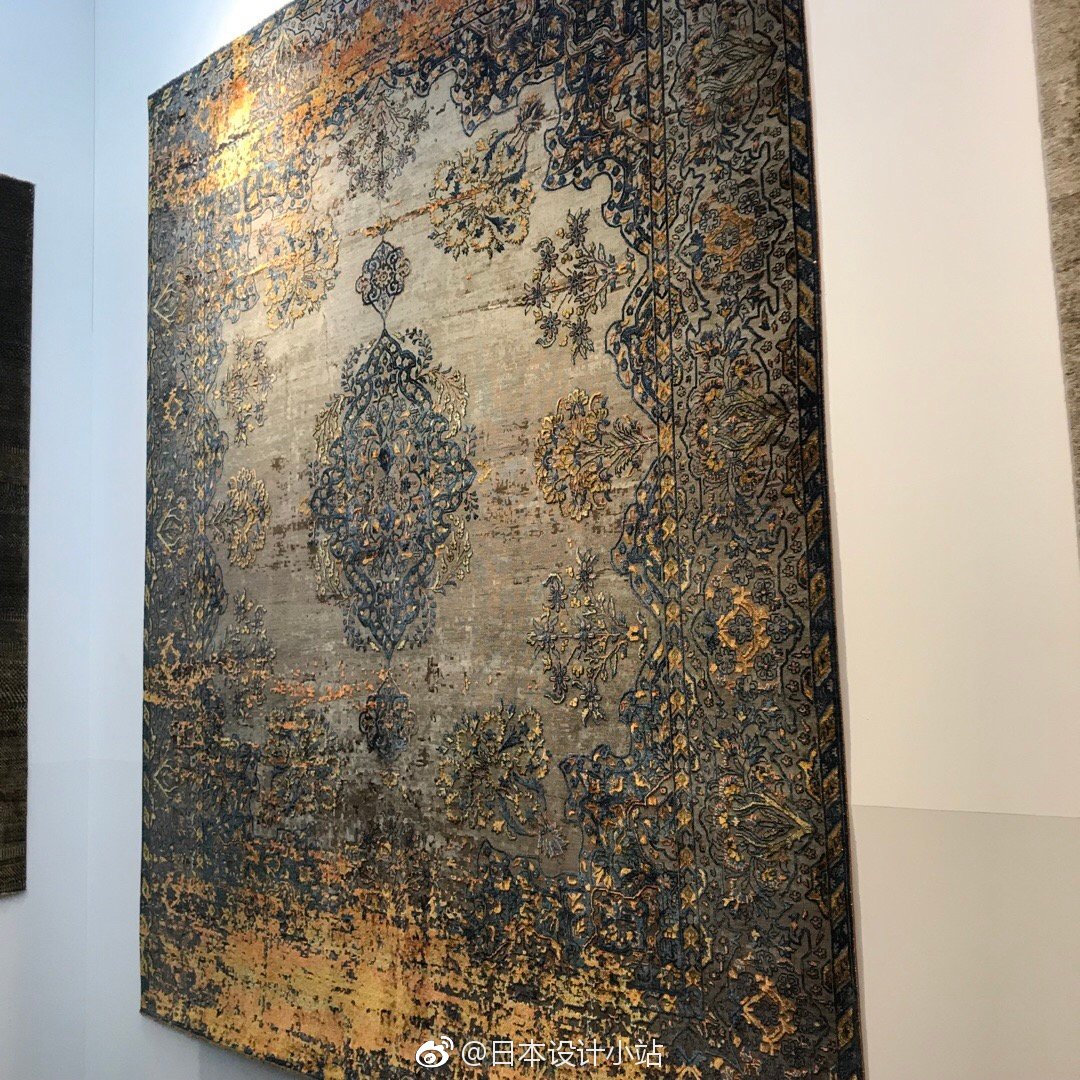 这位来自德国波鸿的设计师JAN KATH巧妙地将东方地毯的经典元素与现代