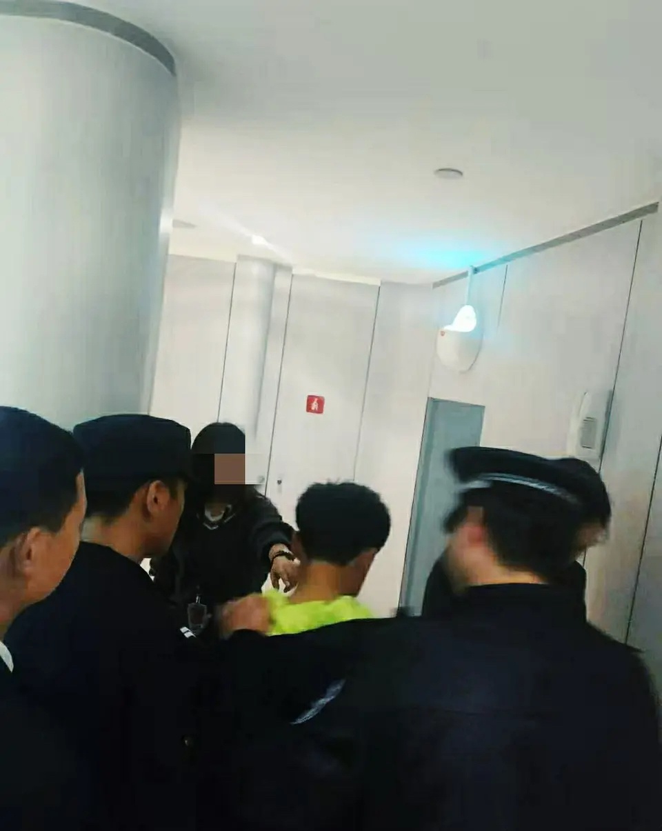 14岁少年在女厕偷窥,仅仅只为满足 好奇心”