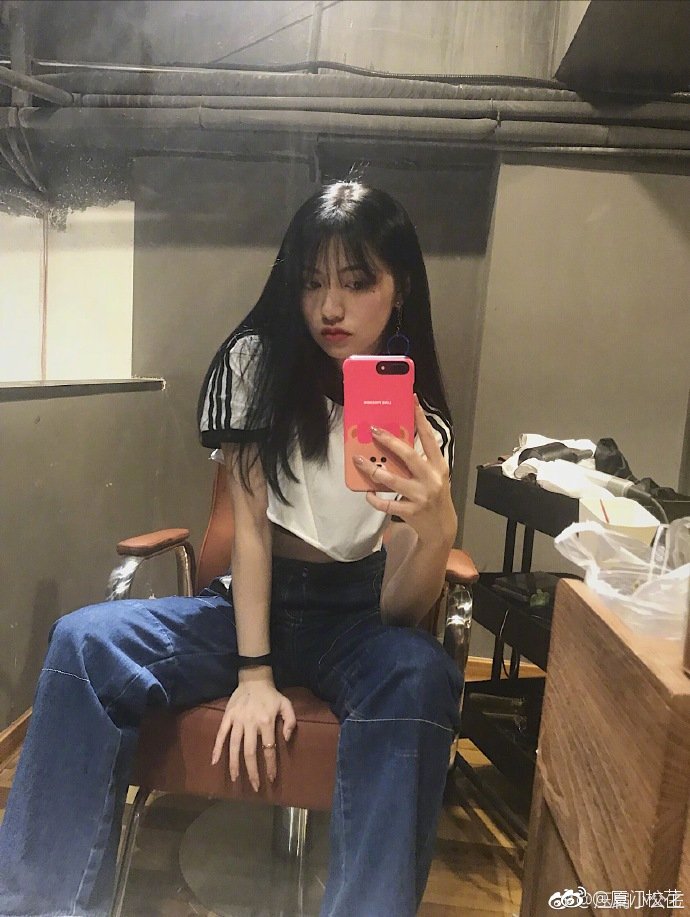 她叫颜羽倩 99年，毕业于厦门三中，现就读于广西艺术学院