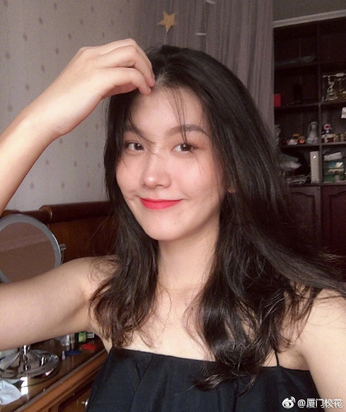 她叫雯雯，97年，就读于厦门大学嘉庚学院，身高179cm