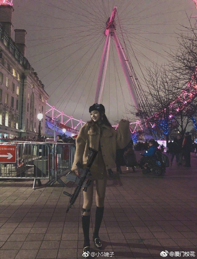 她叫伍婕，97年，就读于英国皇家霍洛威大学，身高167cm