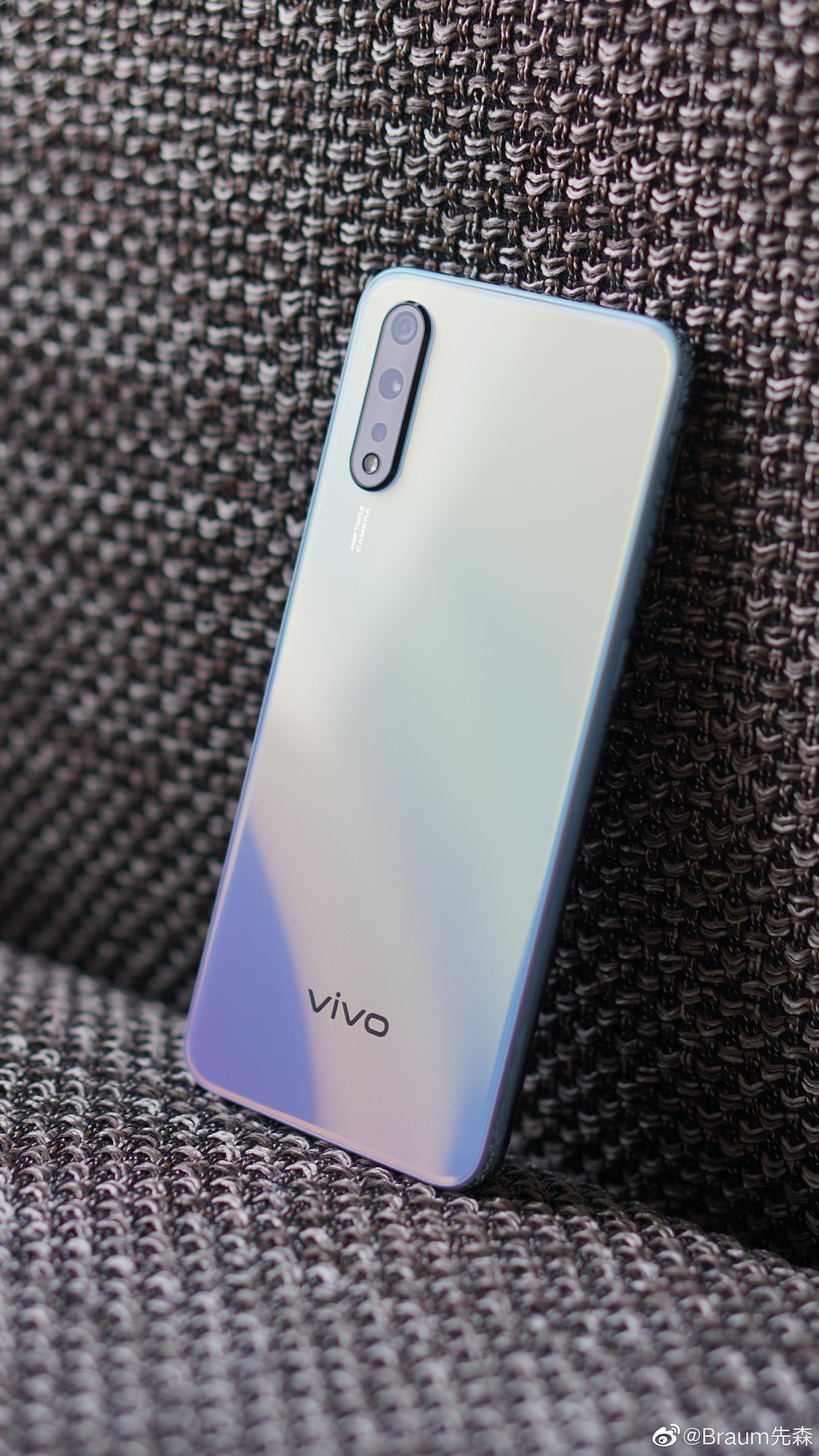 在从酒店出发前，拍了一组vivo Z5全息幻彩色图赏。颜值在中端机中__财经头条