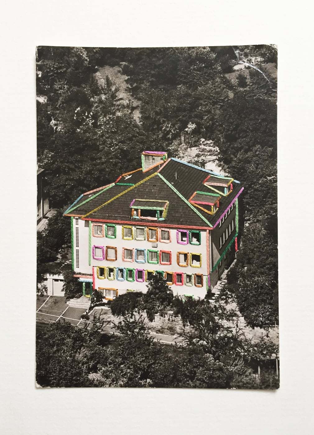 兰迪德诺的刺绣艺术家 Francesca Colussi 从古董店中收集老照片|兰迪德诺|刺绣|古董_新浪新闻