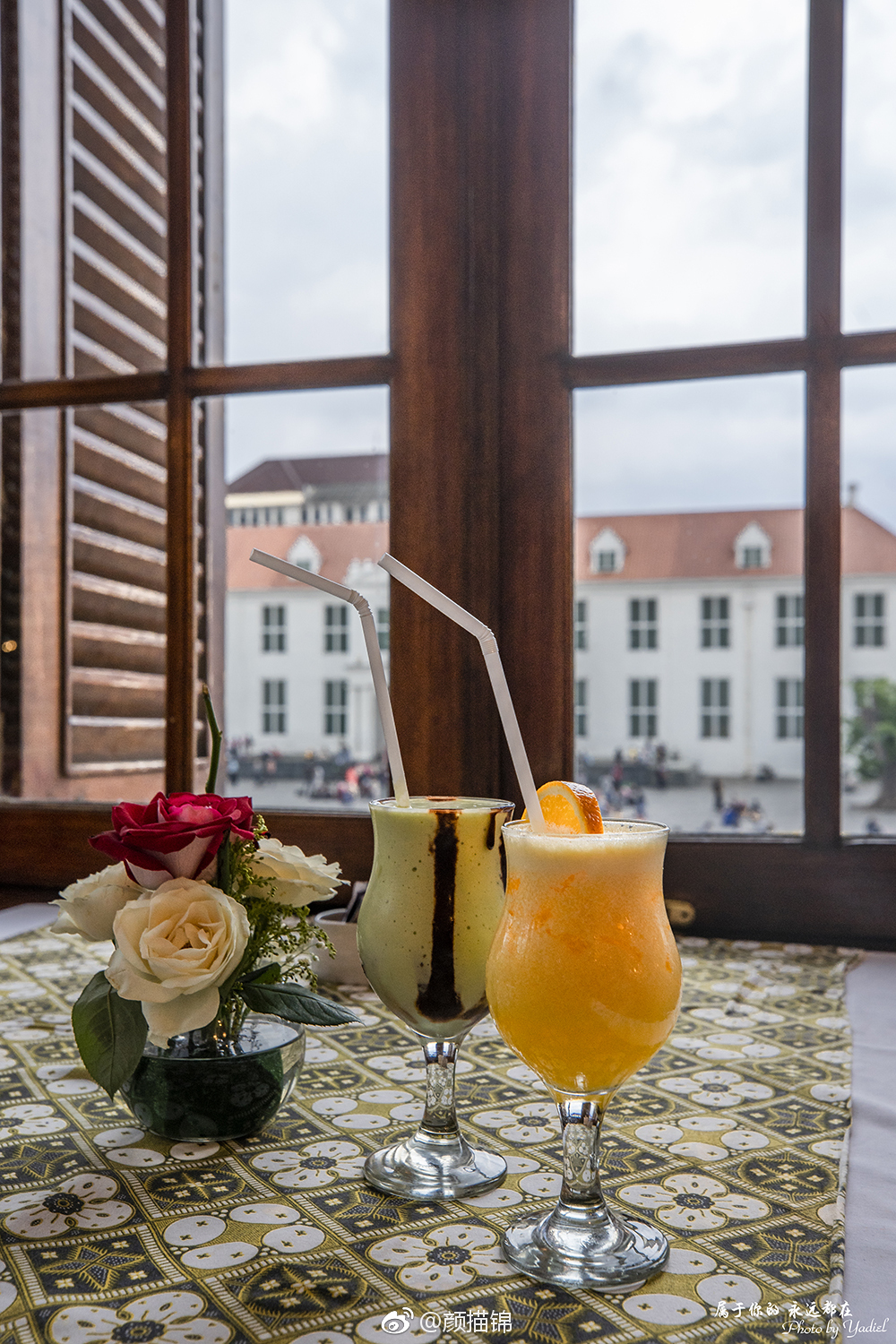 在雅加达老城区的中心，有一家名为Cafe Bata的网红咖啡厅|雅加达|老城区|老市政厅_新浪新闻