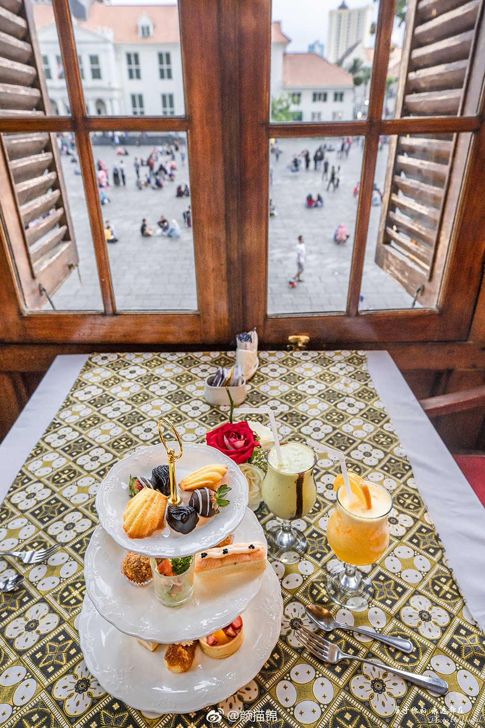 在雅加达老城区的中心，有一家名为Cafe Bata的网红咖啡厅|雅加达|老城区|老市政厅_新浪新闻