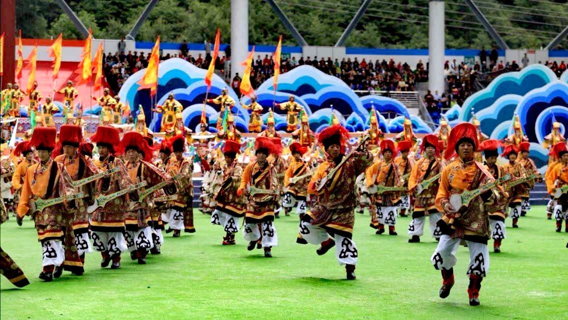 甘孜县地处康巴，各种藏族文化在西藏发展到一定时期，传入了康巴