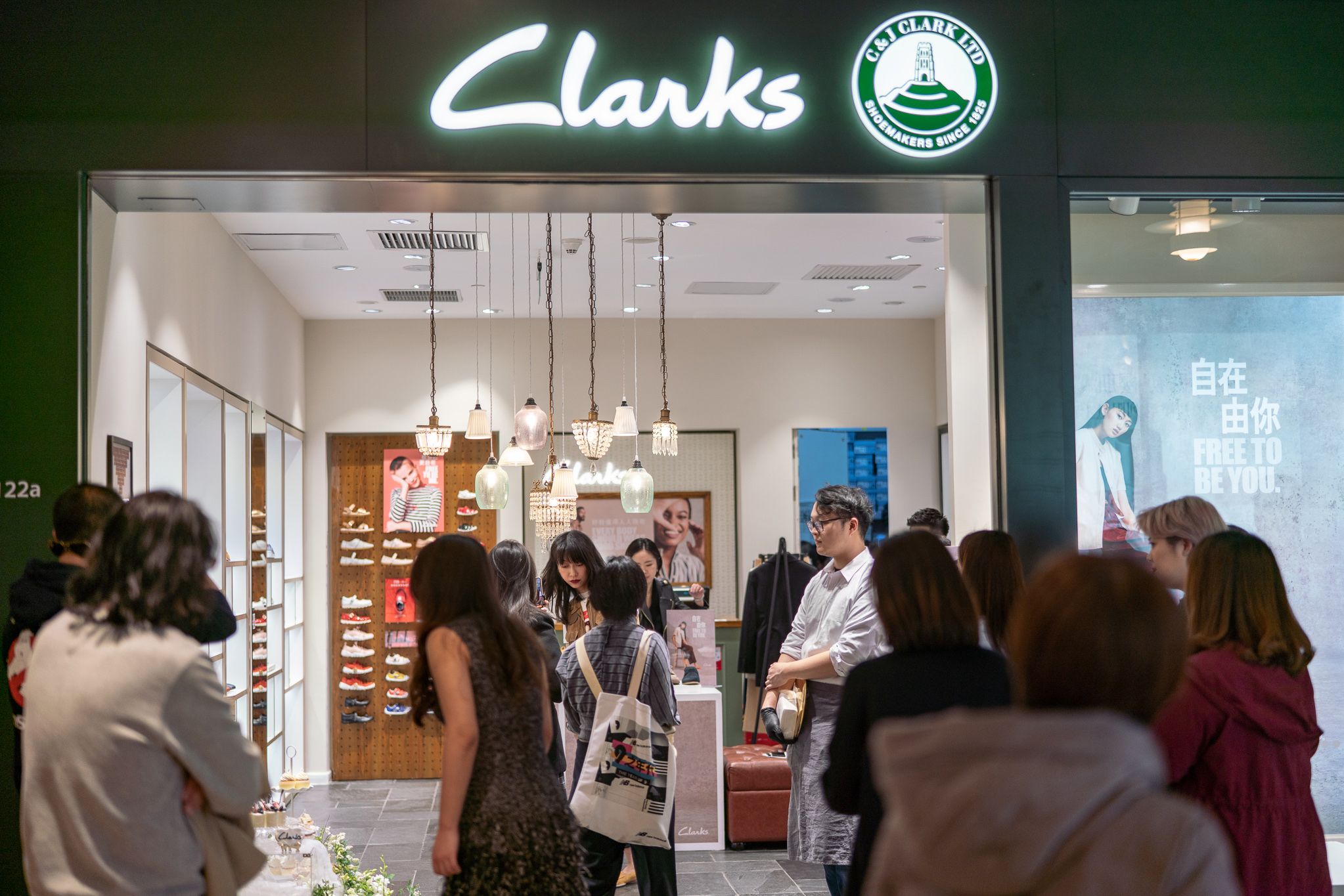 知名英伦鞋履品牌@Clarks 2019年春夏新品——“自在漫步”系列|英伦鞋|新品|软帮_新浪新闻
