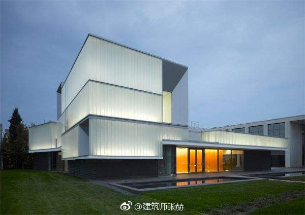 半透明的玻璃盒子