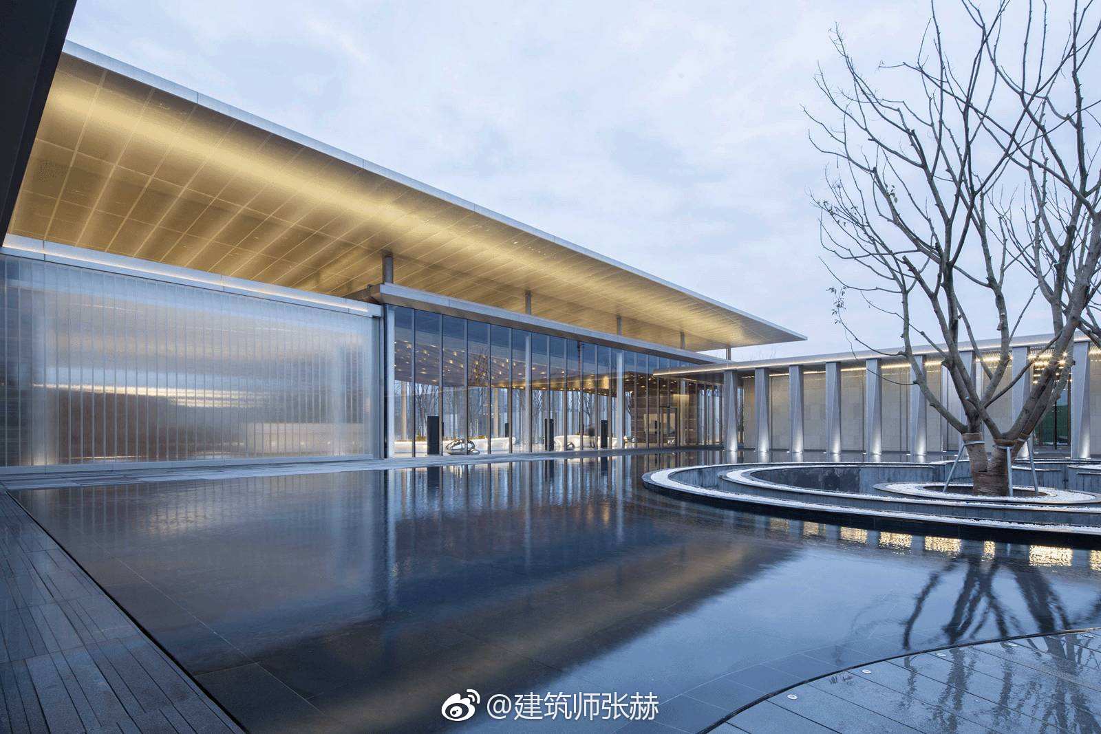 半透明的玻璃盒子