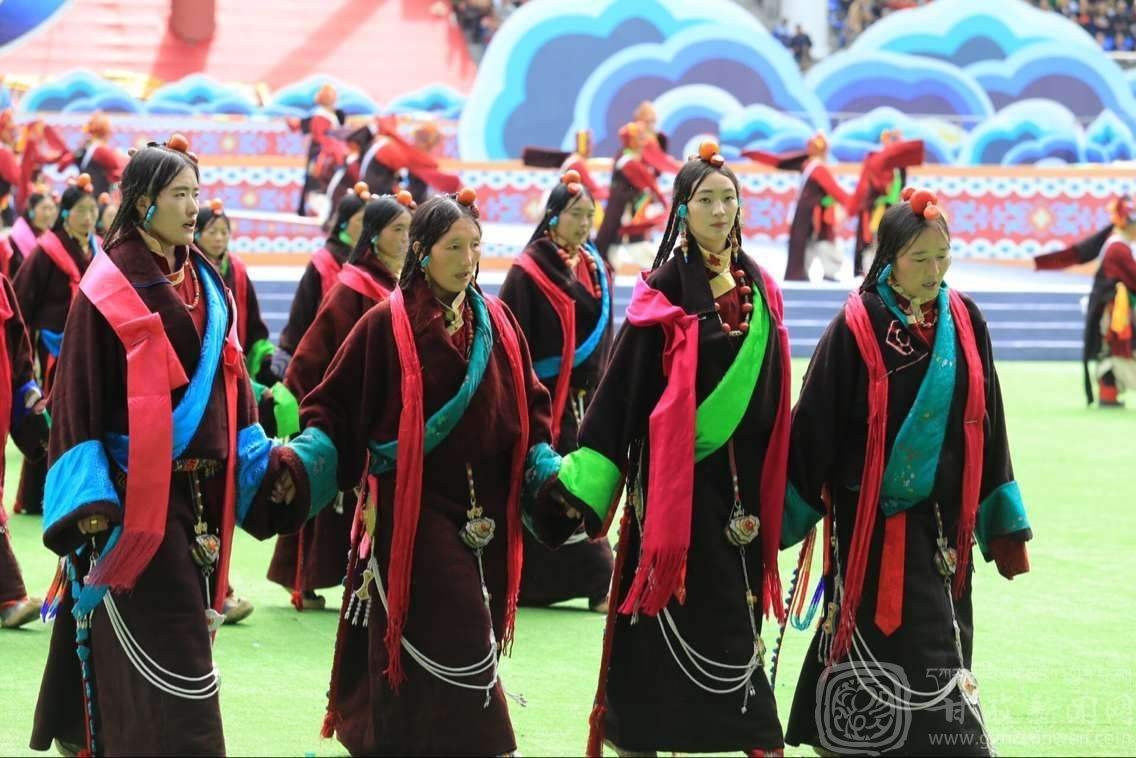 甘孜县地处康巴，各种藏族文化在西藏发展到一定时期，传入了康巴