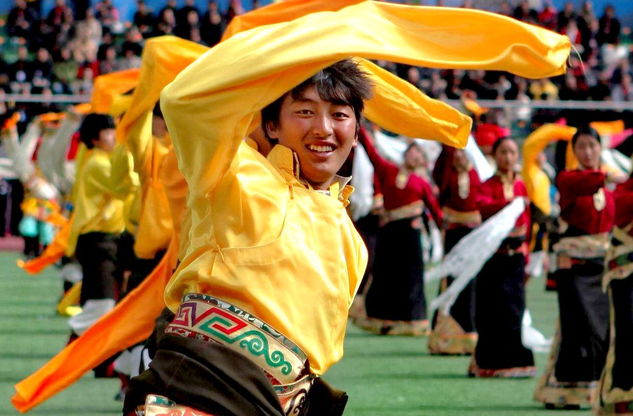 甘孜县地处康巴，各种藏族文化在西藏发展到一定时期，传入了康巴