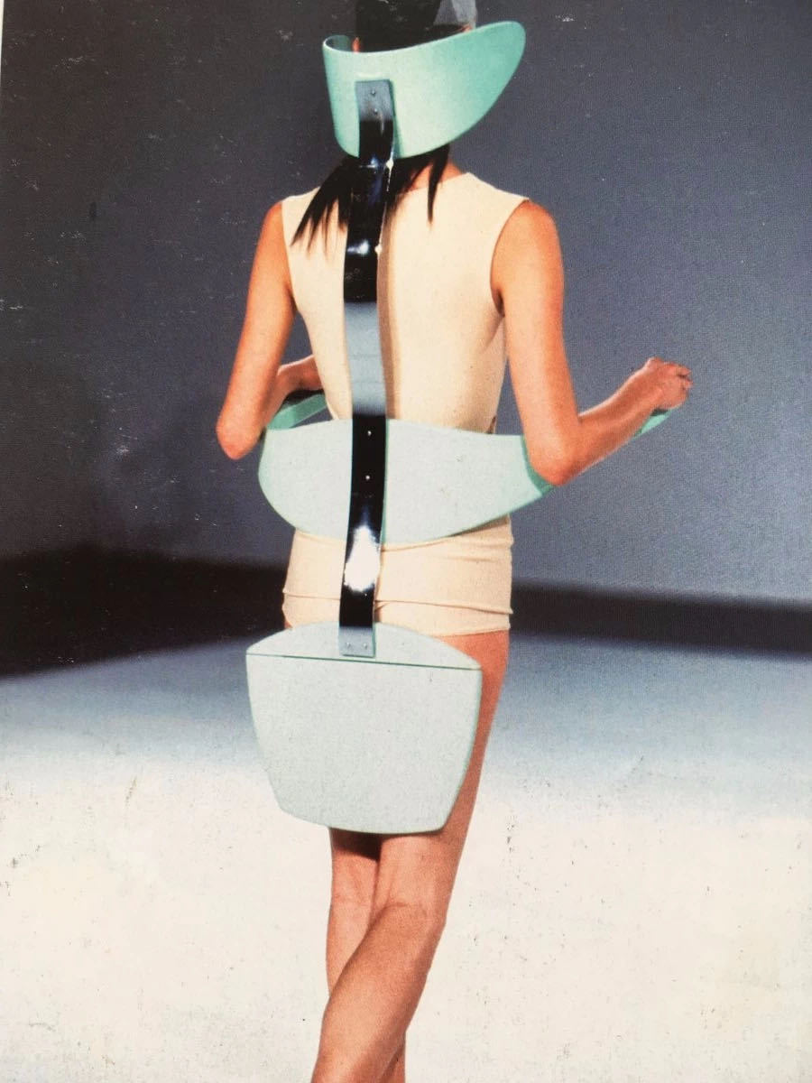 时尚界的另类“魔术师” —— Hussein Chalayan对于英国时尚界来说