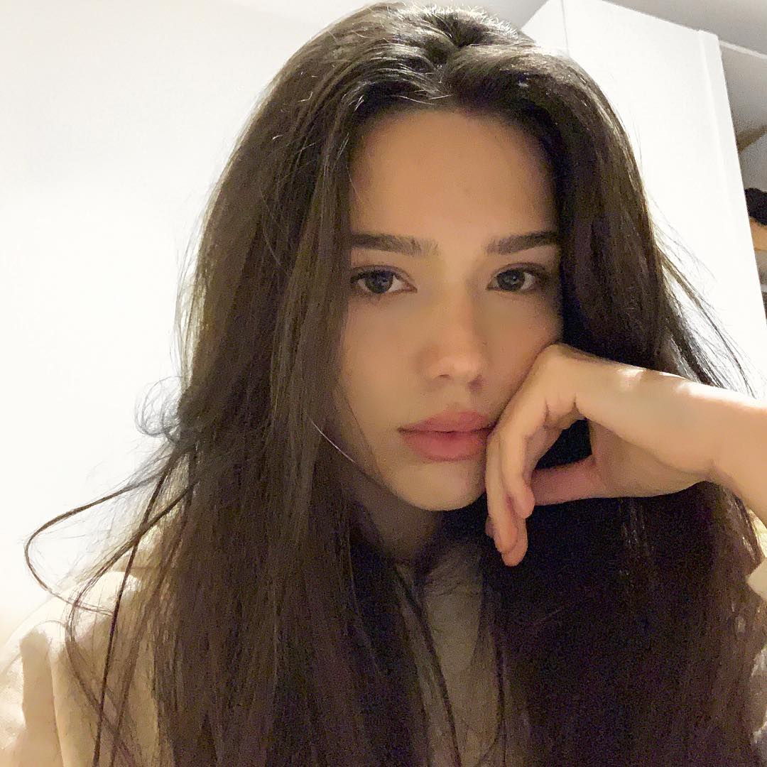 Martyna Balsam 性感的长发女孩