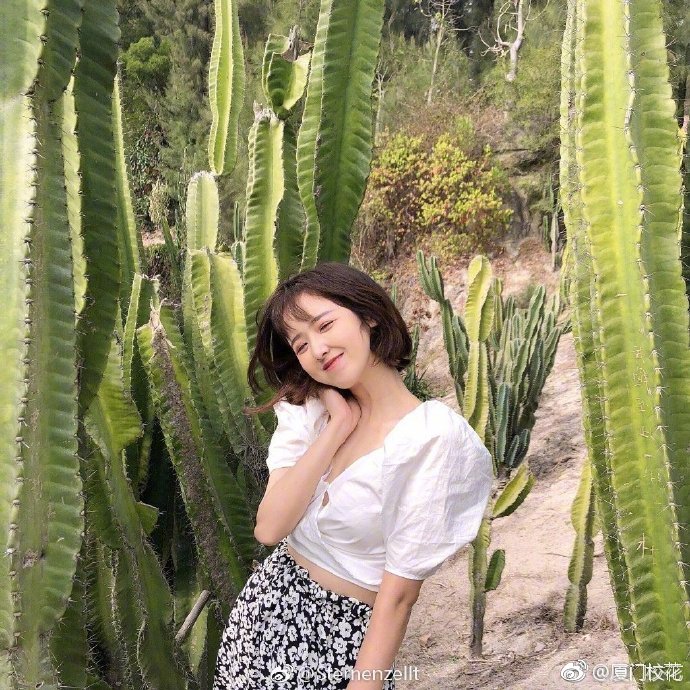 她叫朱彤欣，98年，就读于南京医科大学，身高165cm，巨蟹座