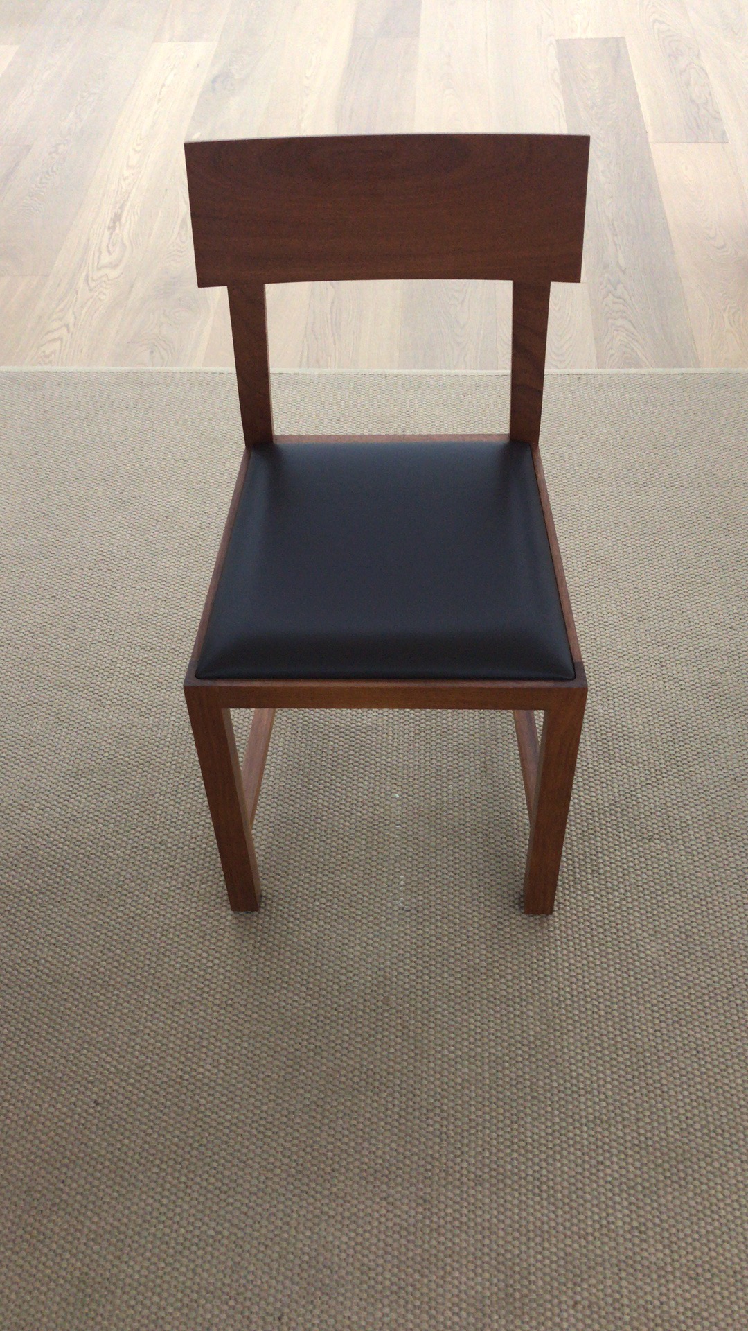 锐驰的椅子，建筑大师阿尔瓦罗·西扎的设计。这样的极简设计|阿尔瓦罗|西扎|锐驰|建筑大师|设计_新浪新闻