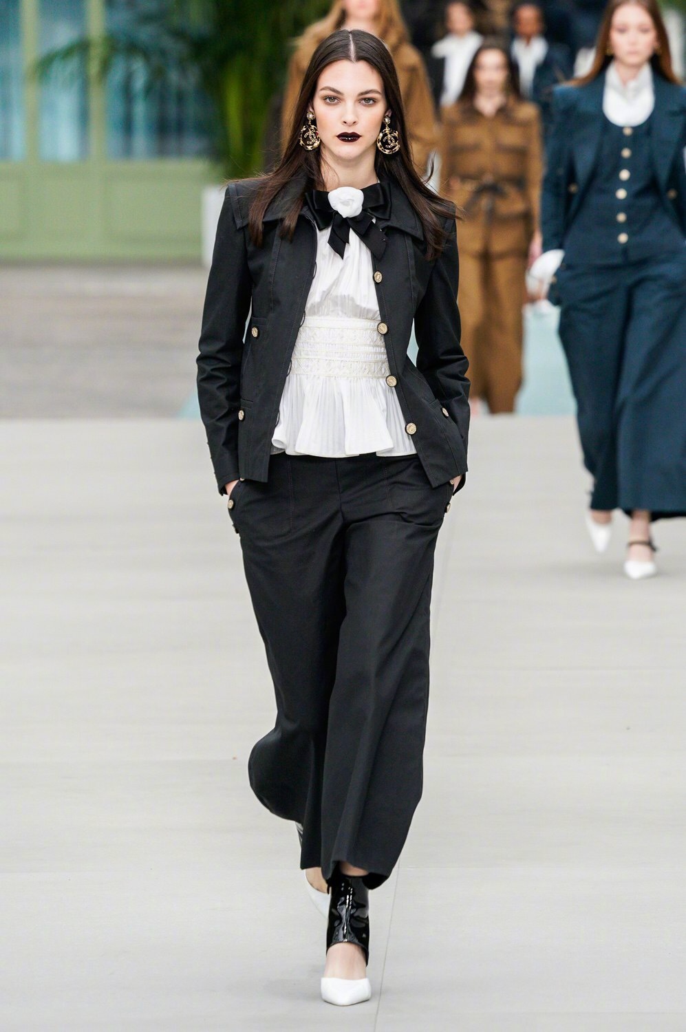 Chanel 2020早春度假系列发布秀—————Virginie Viard 接手掌舵后|老佛爷|香奈儿|巨船_新浪新闻