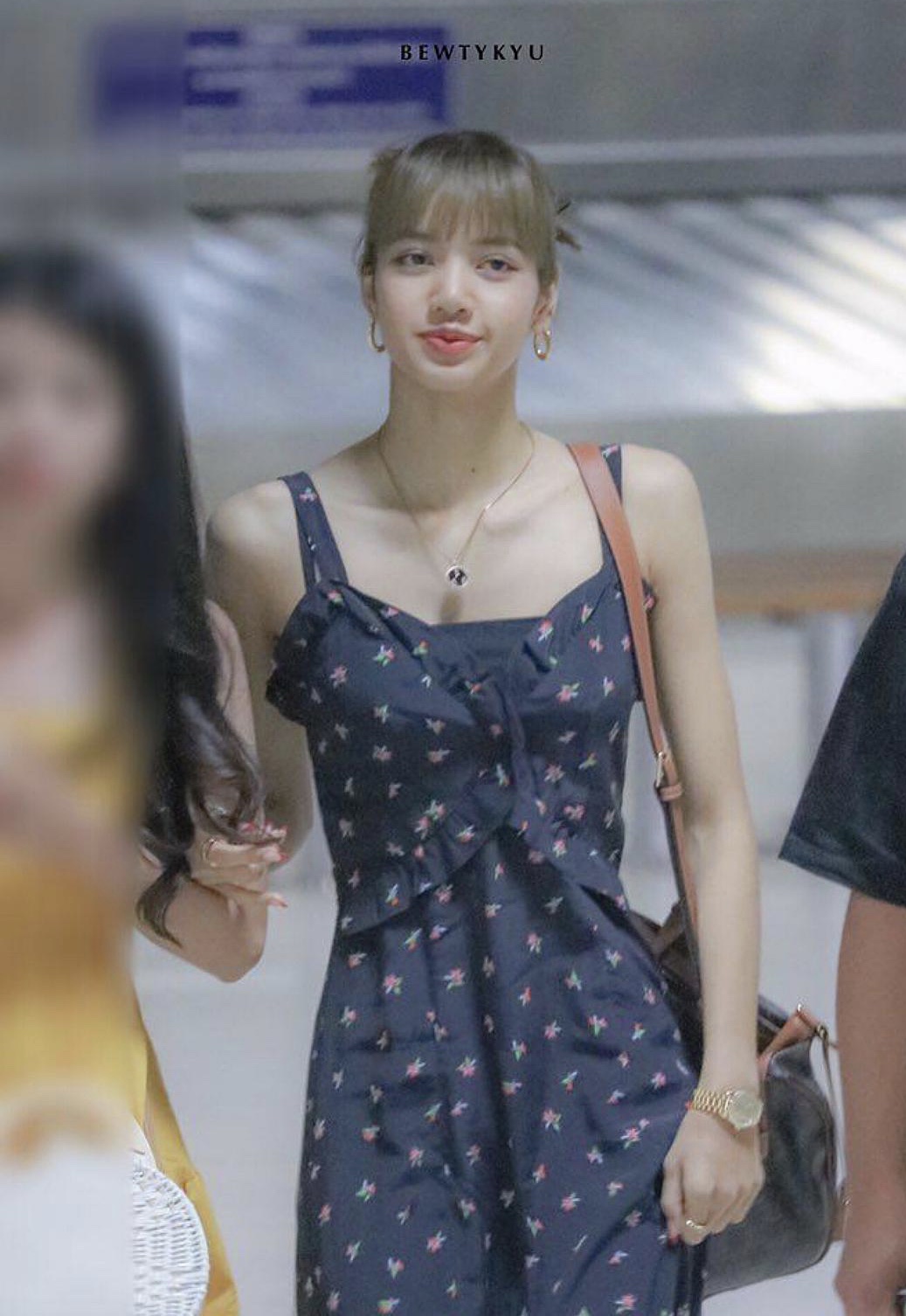 Lisa这头身比例什么水平，这么瘦了还看着有些壮