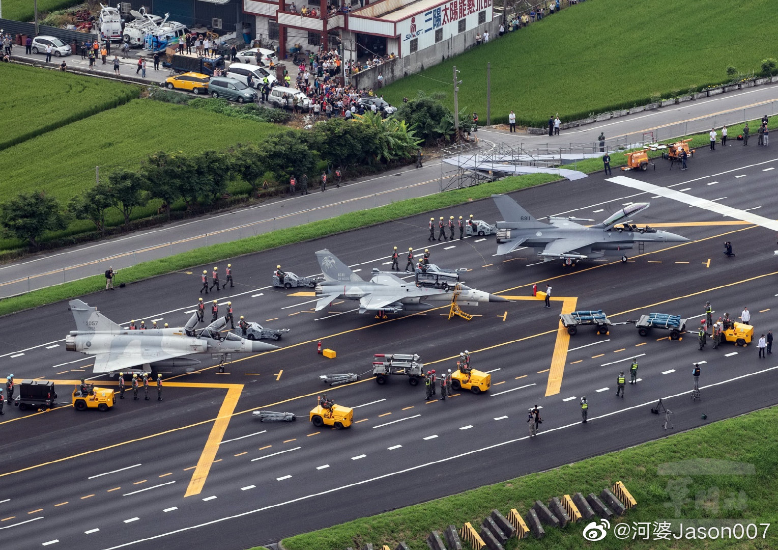 台军幻影2000、F-16V、IDF战斗机及E-2K预警机今天早上在彰化战备跑道|彰化|台军|预警机_新浪新闻