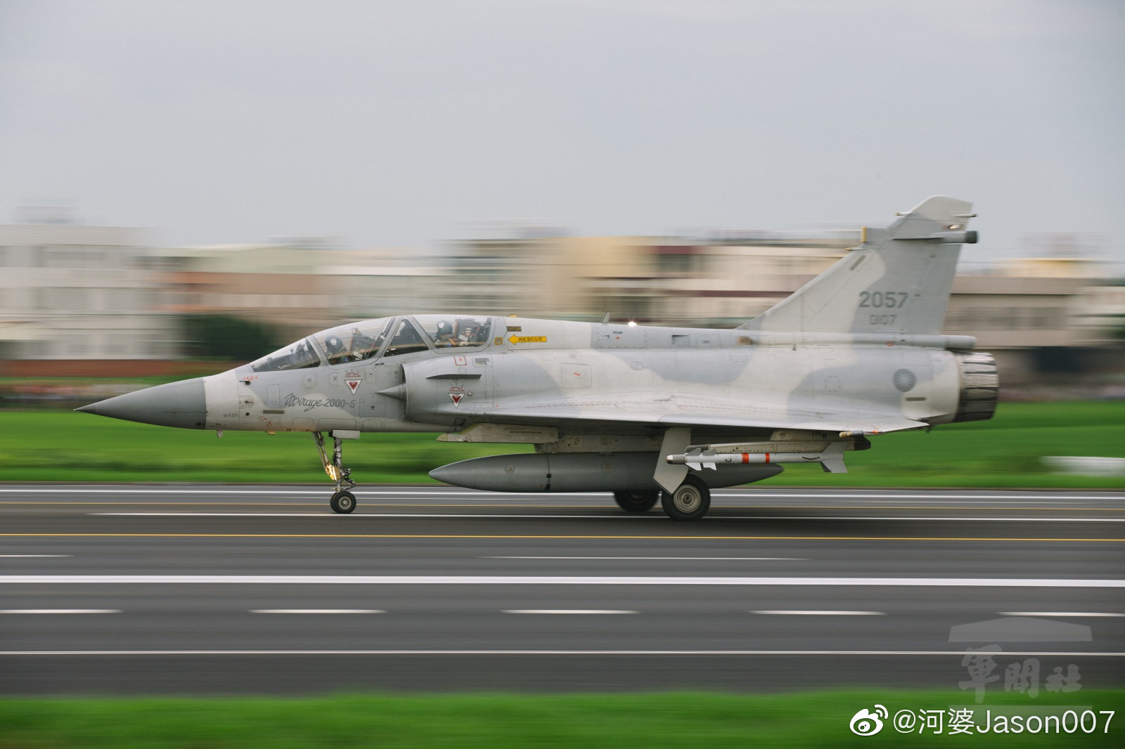 台军幻影2000、F-16V、IDF战斗机及E-2K预警机今天早上在彰化战备跑道|彰化|台军|预警机_新浪新闻