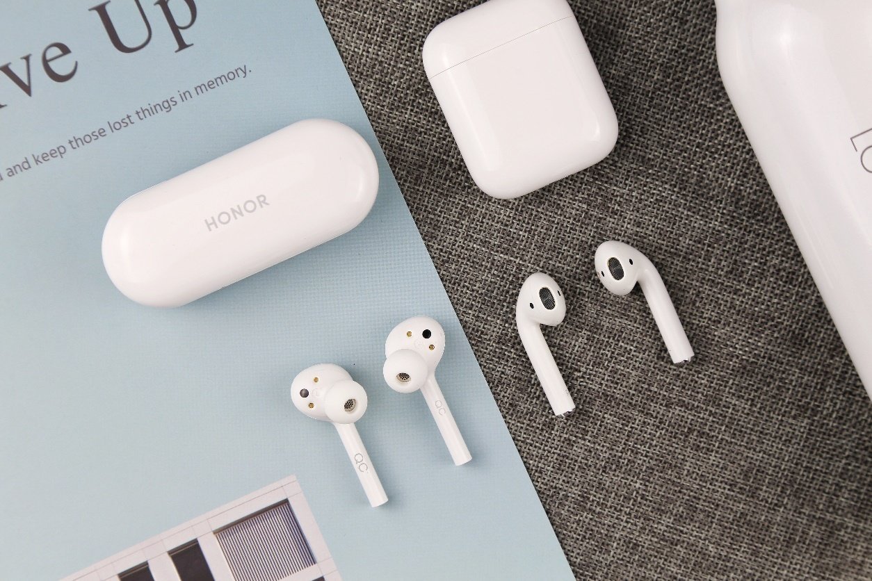 真无线耳机战火再起，399元荣耀FlyPods青春版和AirPods，你选谁？__财经头条