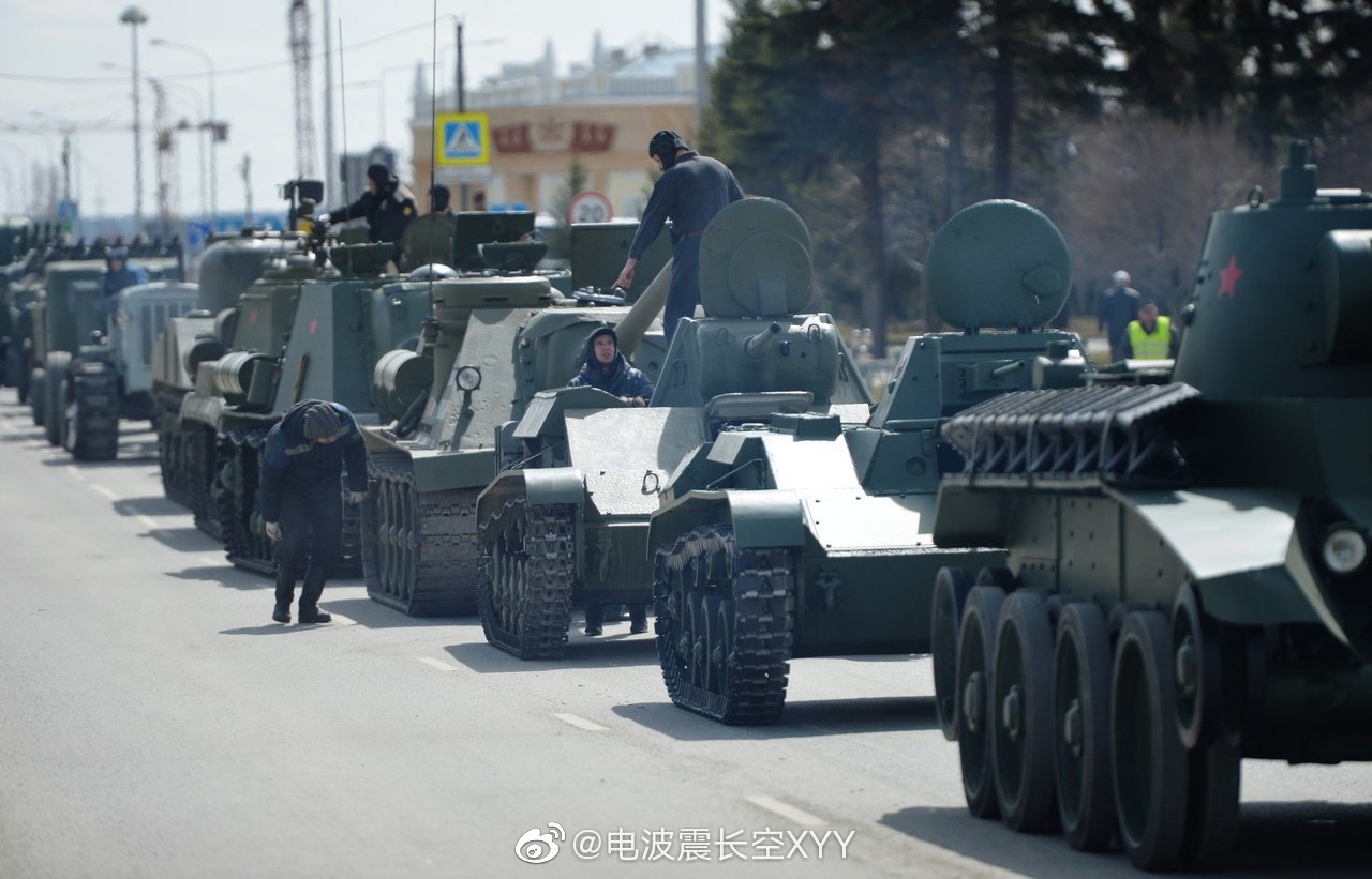 乌拉尔矿业和冶金公司（UMMC）军事装备博物馆收藏的坦克都被拉出来了|博物馆|乌拉尔|坦克|冶金|矿业_新浪新闻