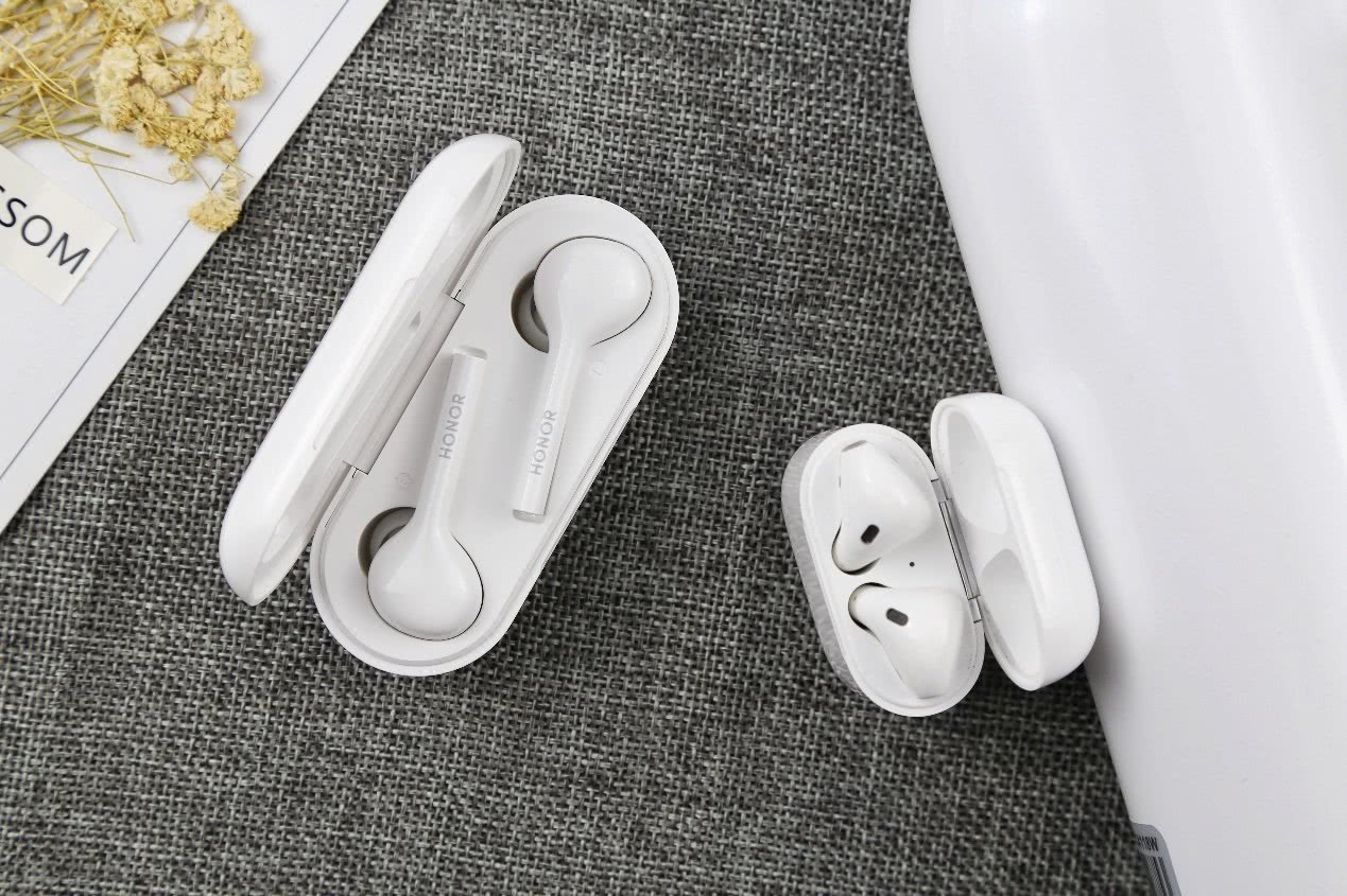 真无线耳机战火再起，399元荣耀FlyPods青春版和AirPods，你选谁？__财经头条