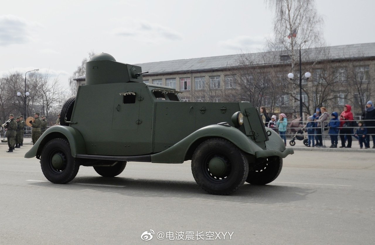 乌拉尔矿业和冶金公司（UMMC）军事装备博物馆收藏的坦克都被拉出来了|博物馆|乌拉尔|坦克|冶金|矿业_新浪新闻