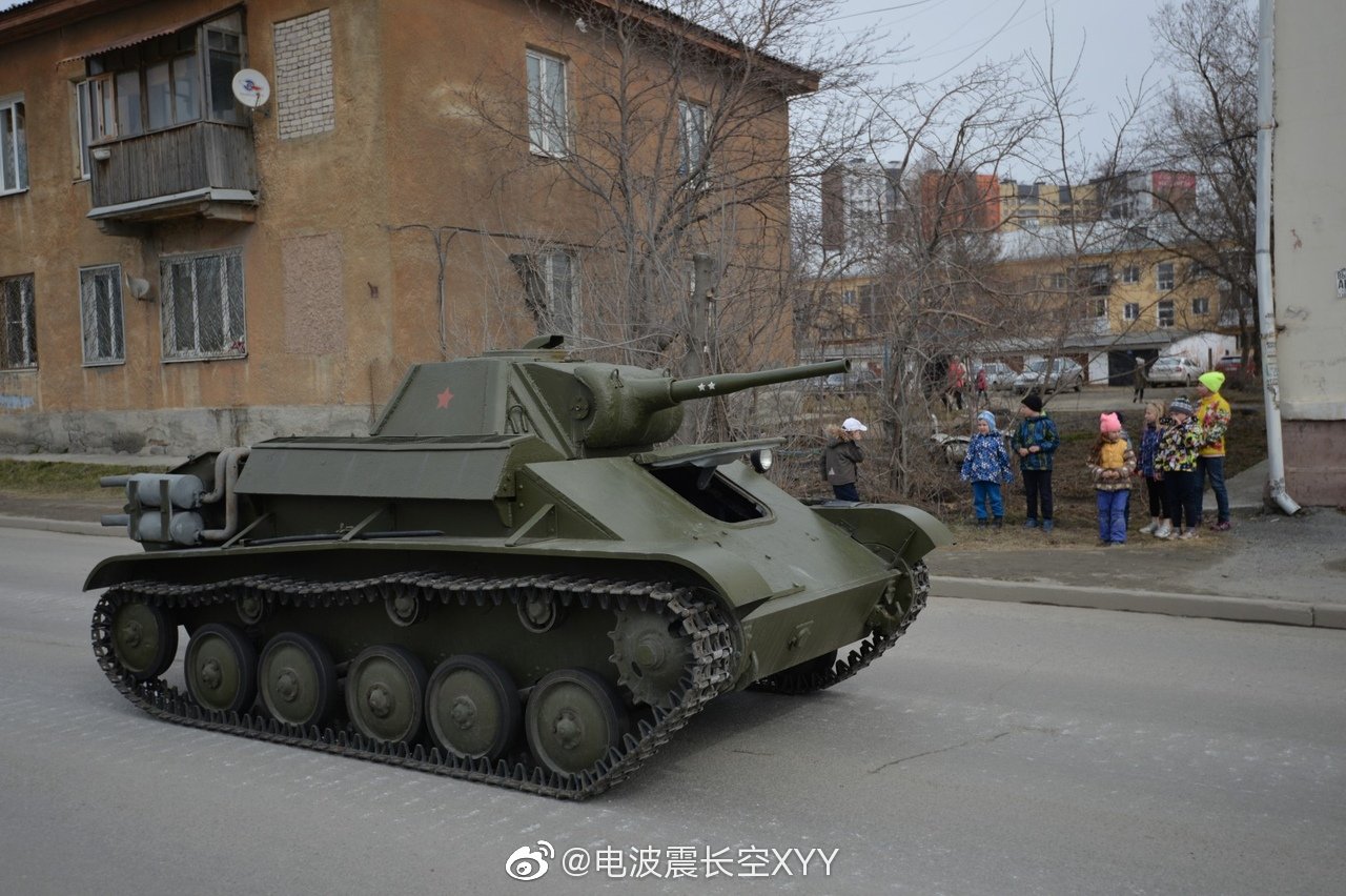 乌拉尔矿业和冶金公司（UMMC）军事装备博物馆收藏的坦克都被拉出来了|博物馆|乌拉尔|坦克|冶金|矿业_新浪新闻