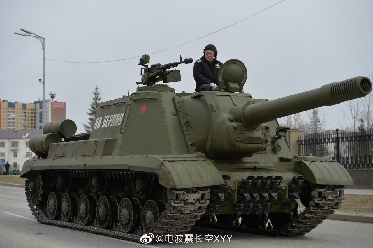 乌拉尔矿业和冶金公司（UMMC）军事装备博物馆收藏的坦克都被拉出来了|博物馆|乌拉尔|坦克|冶金|矿业_新浪新闻