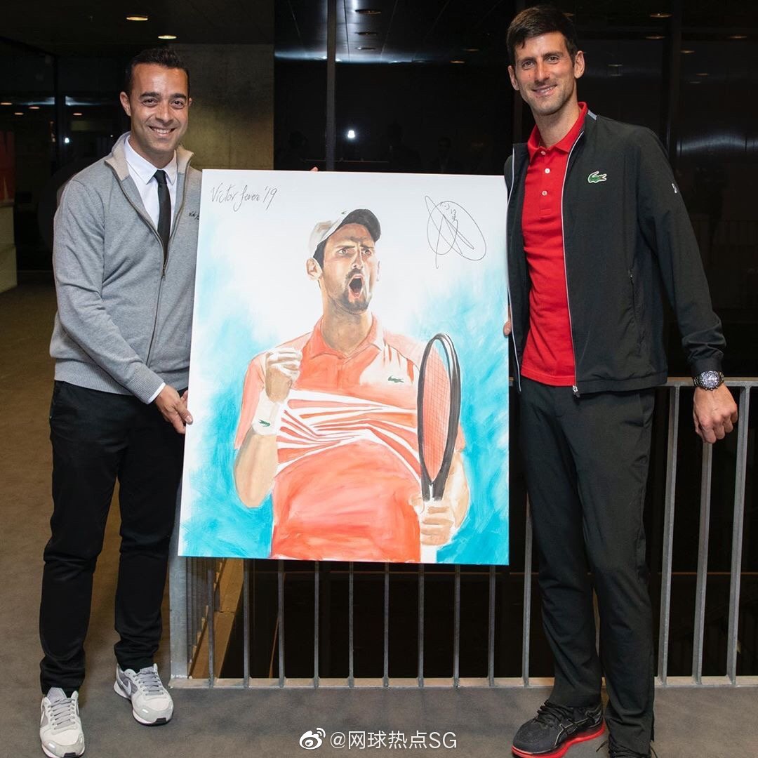 德约科维奇在马德里大师赛夺冠以后，与画师victor Jerez 见面|马德里大师赛|德约科维奇|画师_新浪新闻