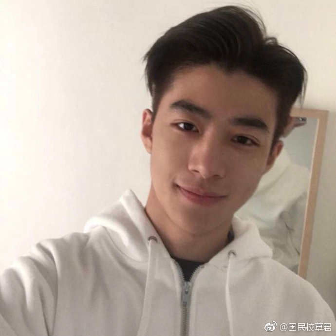 来自四川的留学生yiyannyang在2019年元旦公开了和男友的恩爱照