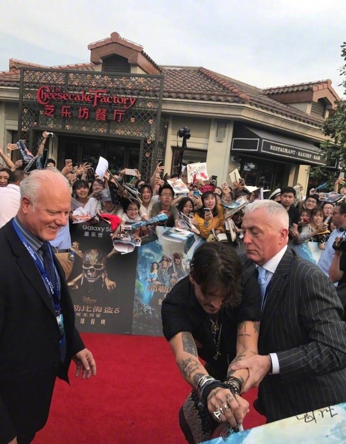 当地时间4月5日，约翰尼·德普的贴身保镖Jerry Judge去世|德普|保镖|约翰尼·德普_新浪新闻